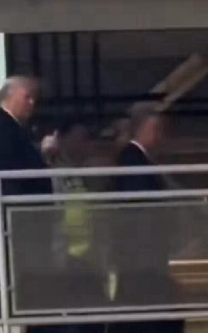 ContextoExato - Trump mostra dedo do meio e xinga funcionário de ...